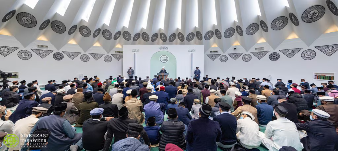 Hoofd van de Ahmadiyya Moslimgemeenschap houdt Eid-Ul-Fitr preek vanuit ...